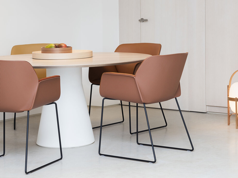 Nuez Chair Sled | UFL Group